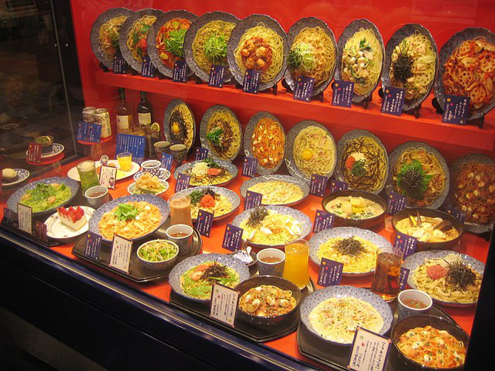 Aan tafel! Eten als decor. Deel II. Nep-schotels